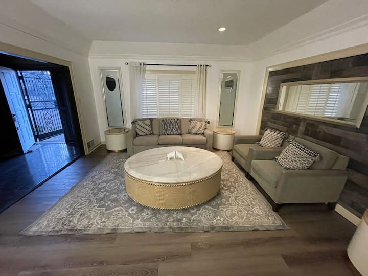 Cozy & Convenient Mansion W/ Pool Near Germantown - Germantown, TN