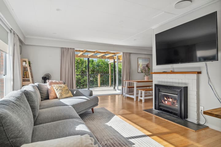 The Sunny Nook | 3 Bed + Studio - Rotorua