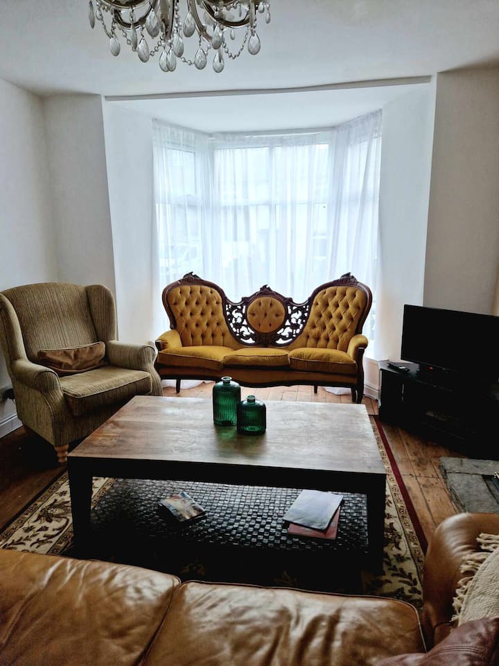 Large Victorian Townhouse - Castleton