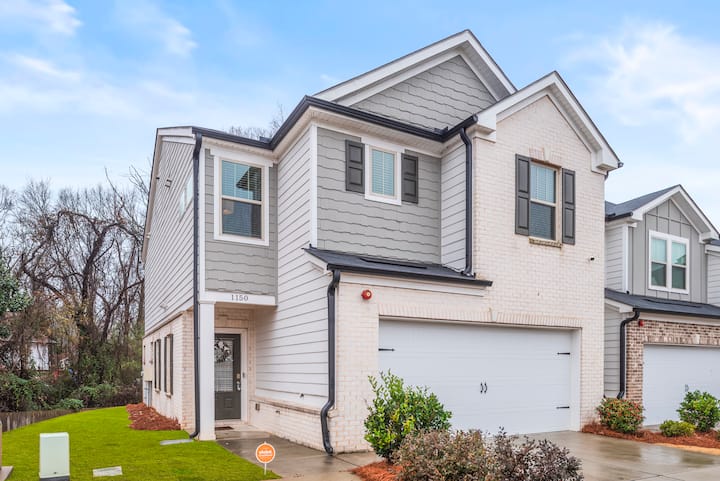 Showcase Townhome With Garage - Marietta, GA