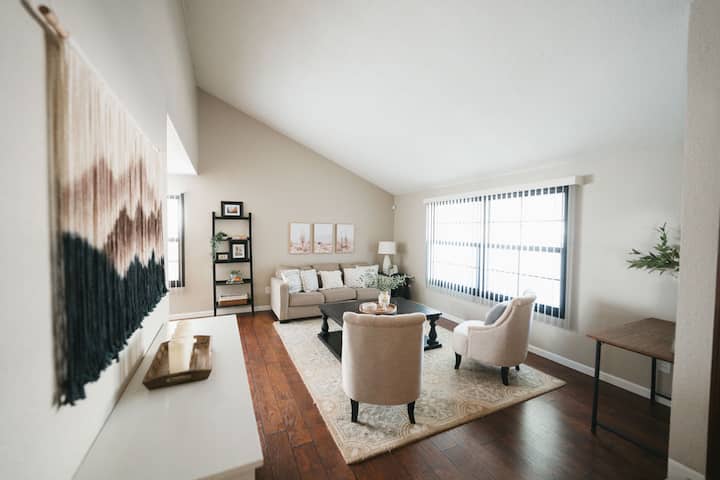 Spacious 2 Story Home With Pool - Tempe, AZ