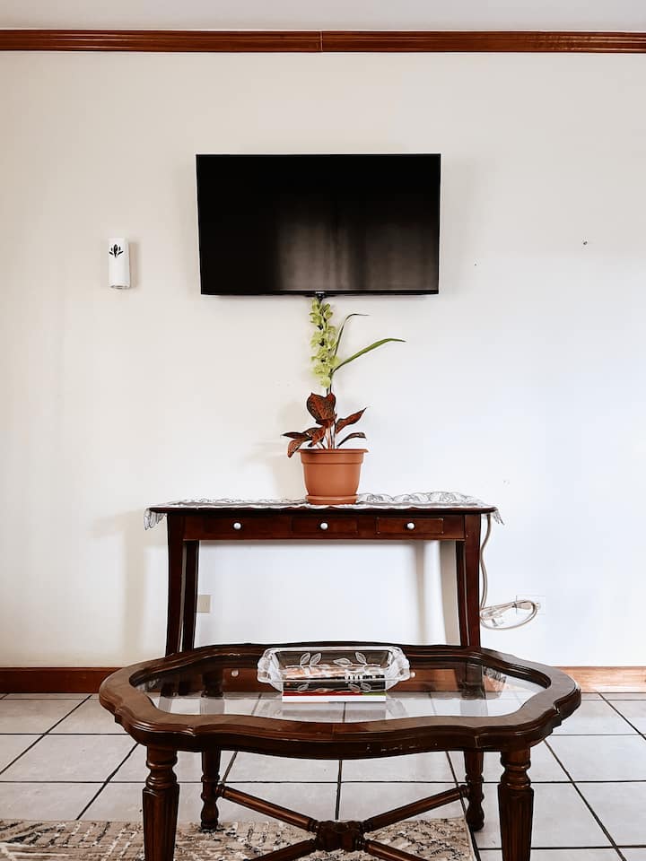 Capital Escape - Charming  Bungalow With Wifi & Ac - Belmopan