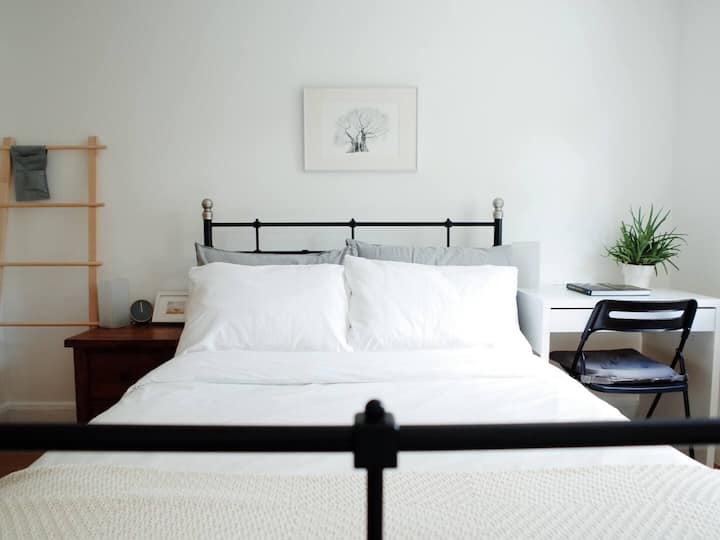 The Robins. A Private Suite In London - London