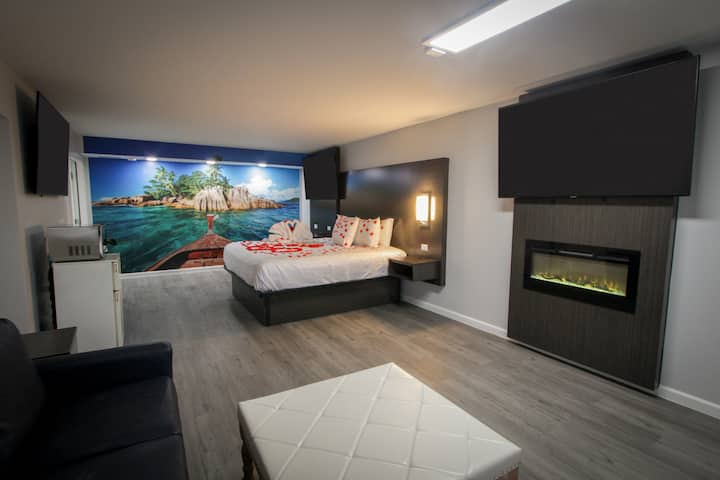 Luxury Suite: King Bed Smoking - Henderson, KY