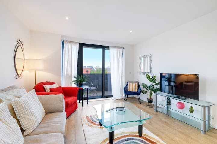 3 Bedroom, 1 Bathroom Apartment In East London - Greenwich