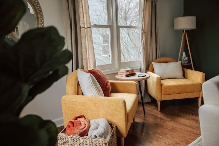 Stylish Beaverdale 2 Bedroom - King And Queen Beds - Drake University, Des Moines