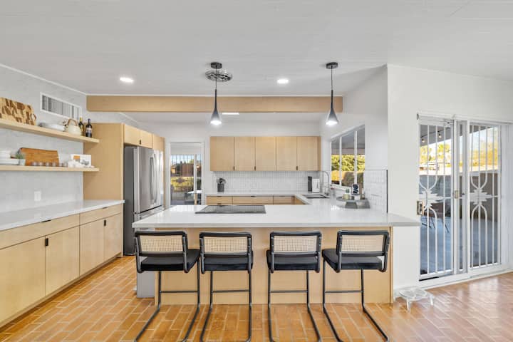 Central Mcm Remodel W/ Views, Hot Tub & Pool! - Tucson, AZ