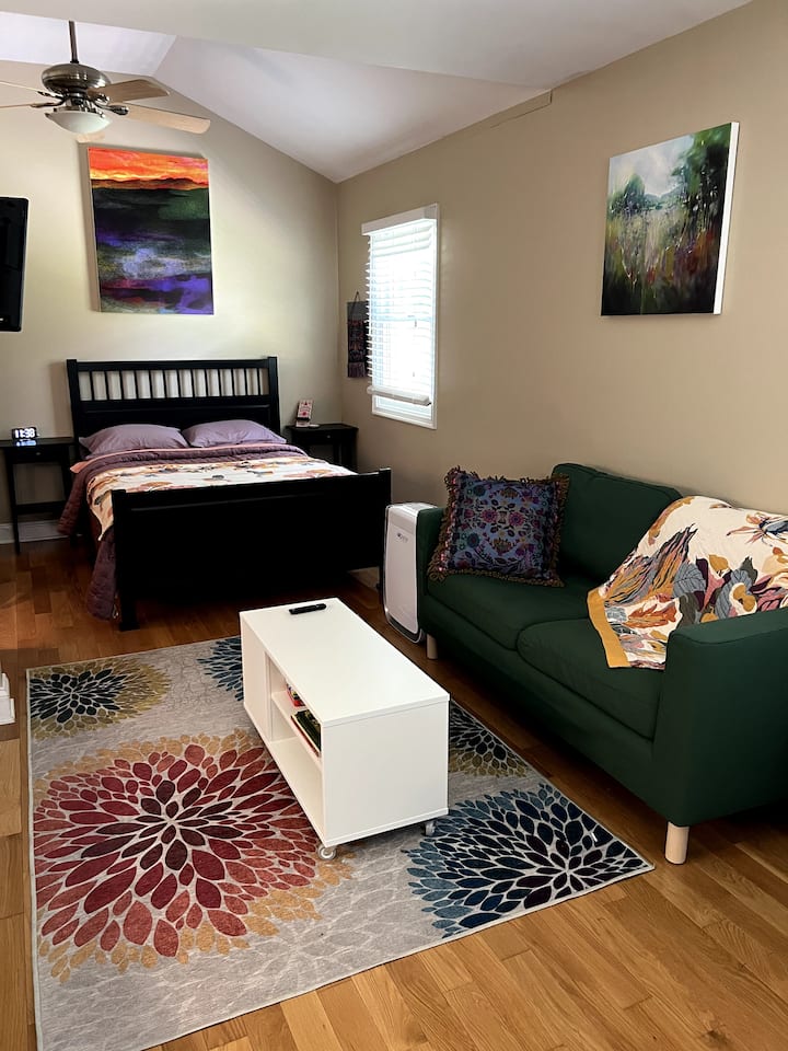 Secluded Cottage, Great Location - Towson, MD