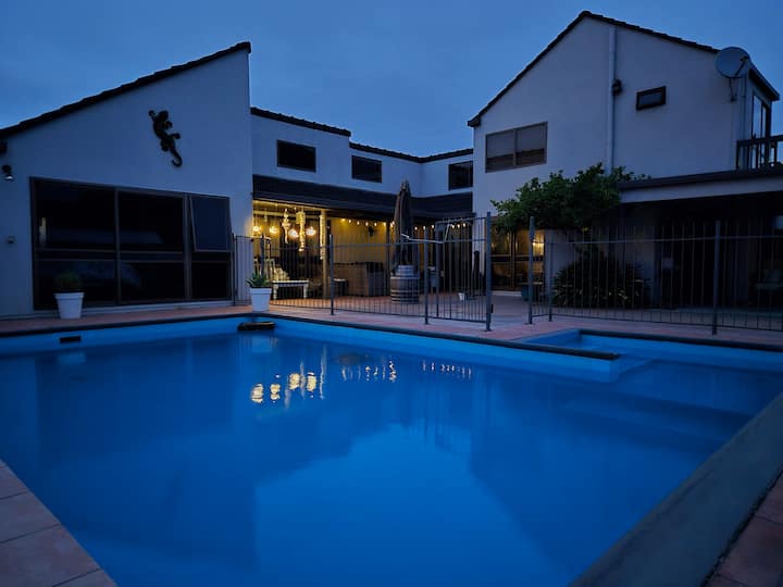 The Pool House - 內皮爾