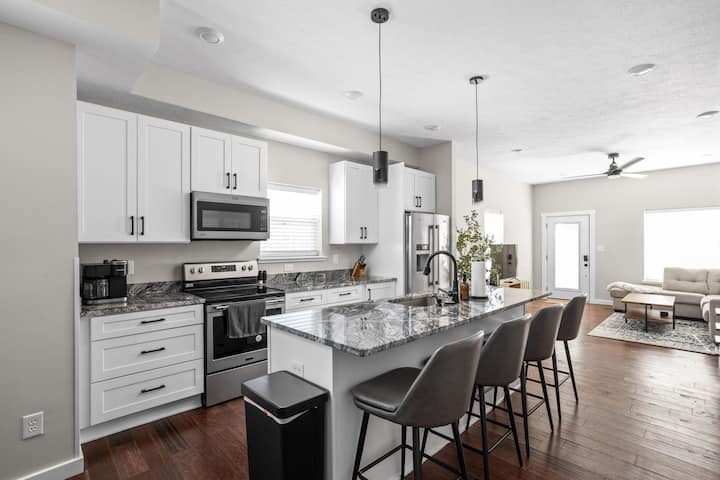 Fountain Square Getaway | 4br | Movie Room | Pets - Indianapolis, IN