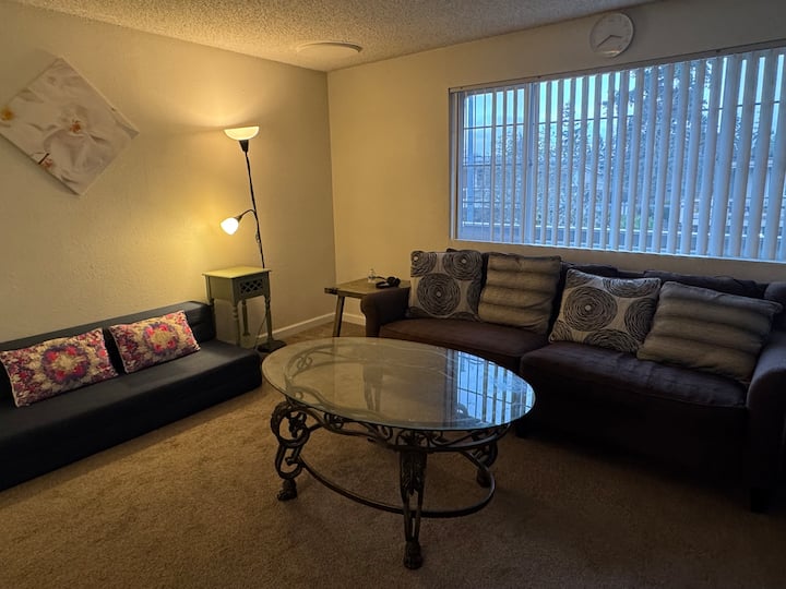 Room On Bus Line, Near Main St In Bellevue - Bellevue, WA