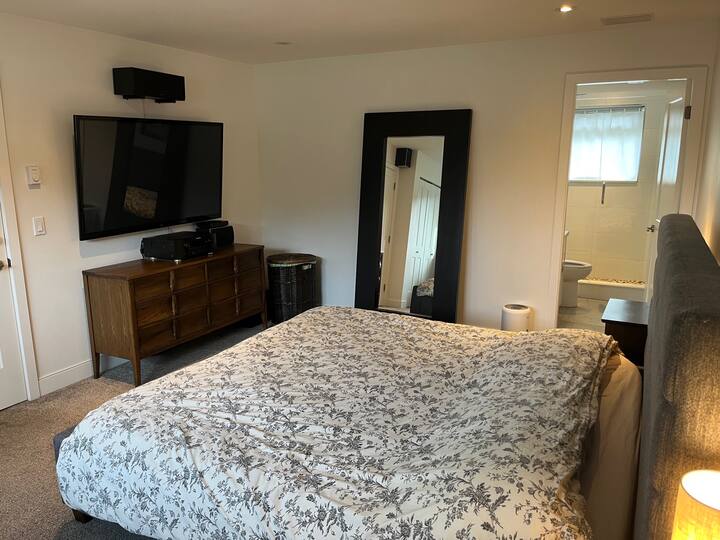 Spacious Studio Suite - Parking & Close To Transit - Richmond