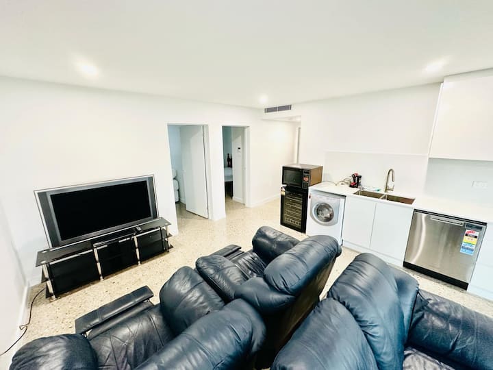 Absolute Beach Front Accommodation. - Wollongong