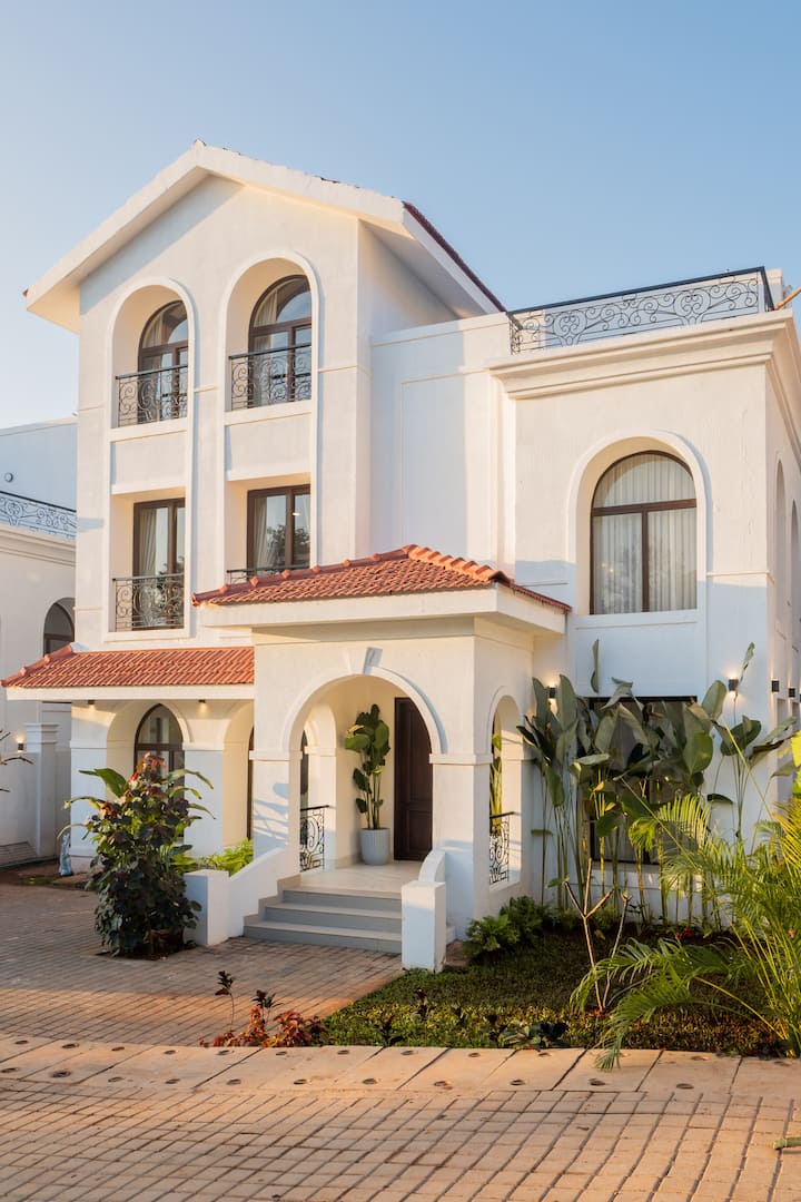 Scenic Pet-friendly Villa W/ Large Pool & Lift - Goa