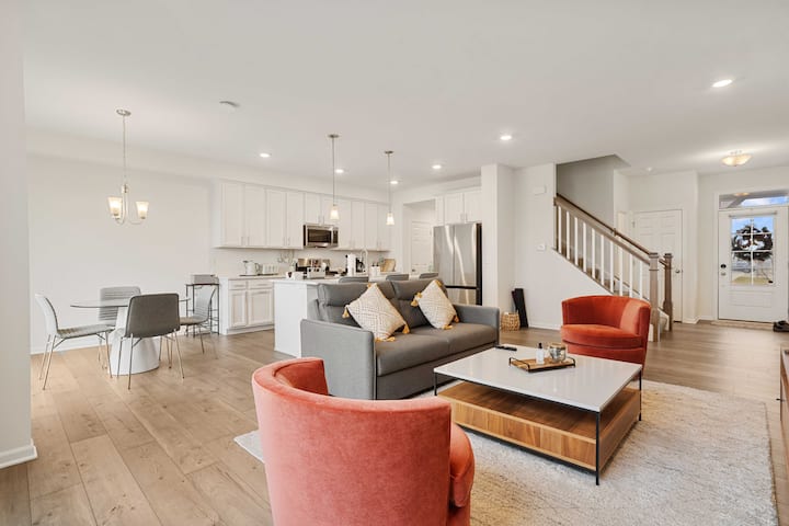 Light-filled 2br Talbot Gem | Garageaccess E#42324 - Naperville, IL