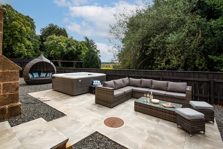 Hot Tub Haven For 10 In 5 En-suite Bedrooms - Wooler