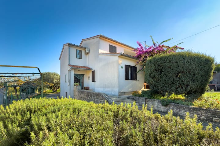 Kuća Za 12 Ljudi Blizu Mora - Pula