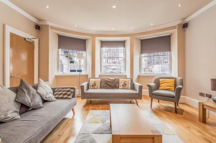 Large Central 3 Bed 3 Bath Apartment - New Town - Edinburgh