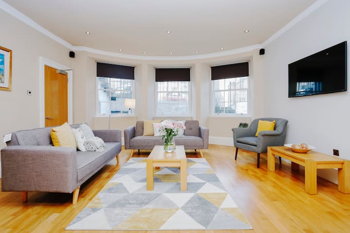 Large Central 3 Bed 3 Bath Apartment - New Town - Edinburgh