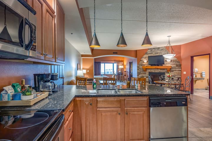 Spacious Condo Retreat For 10-14 Ppl - Wisconsin Dells, WI