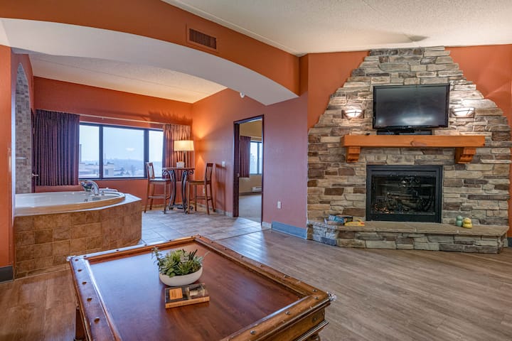 Spacious Riverside Retreat (Sleeps 8) - Wisconsin Dells, WI