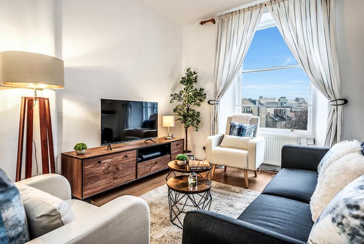 Cozy Central 2 Bed Apt With Great View - Parking - Edinburgh