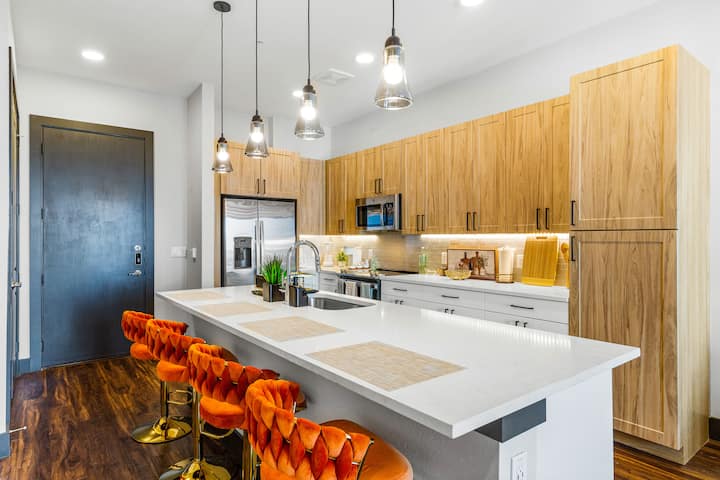 *12 Min To Downtown* Balcony Apt W/ Free Parking! - Austin, TX