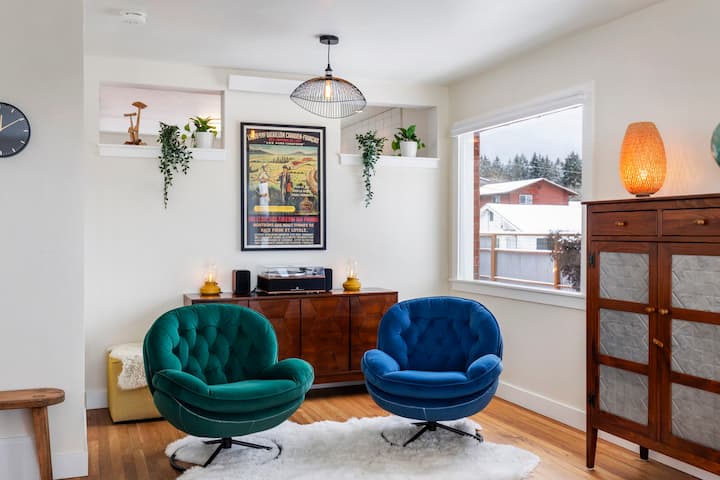 Bright & Playful Family Home - Near Visitor Center - Port Angeles, WA