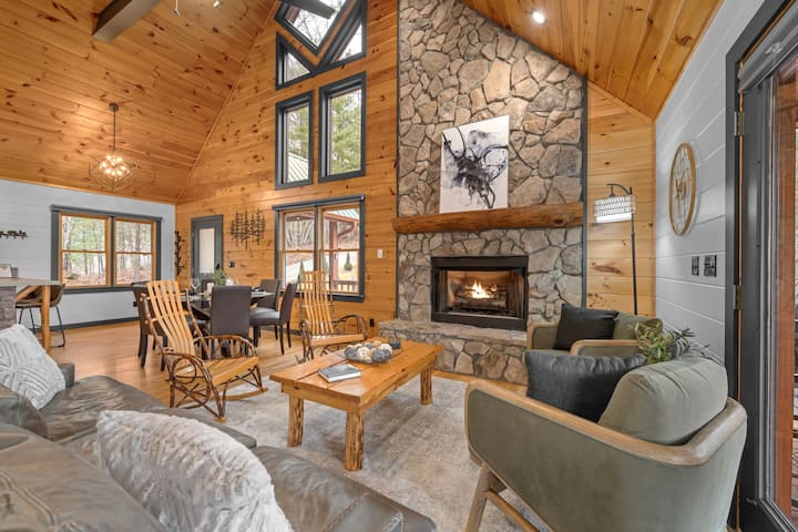 Enchanted Cove: Views•hot Tub•fire Pit•game Room - Blue Ridge, GA