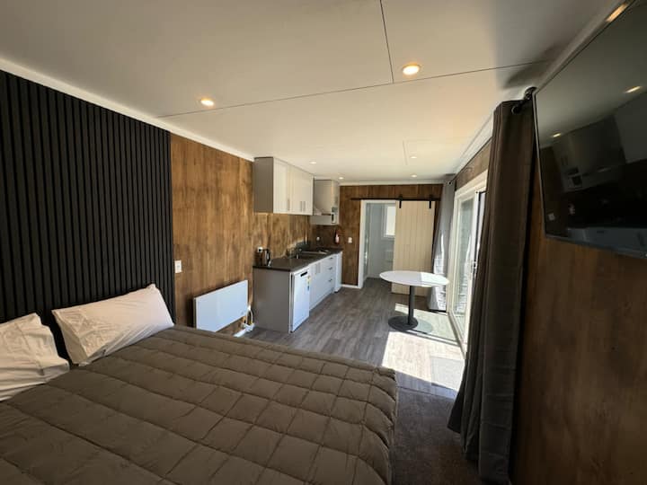 Evening Cove, 
Unit 3, Studio Unit 
And A Car - Stewart Island / Rakiura