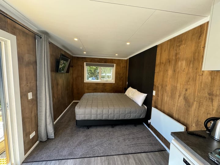 Evening Cove,
Unit 1, Studio Unit And A Car - Stewart Island / Rakiura