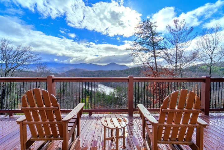 Liberty Lookout: Hot Tub, Firepit, Pet-friendly - Bryson City, NC
