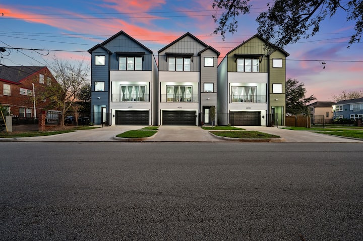 Luxe 9bd Midtown | Sleeps 18 | 2 Private Jacuzzis - Houston, TX