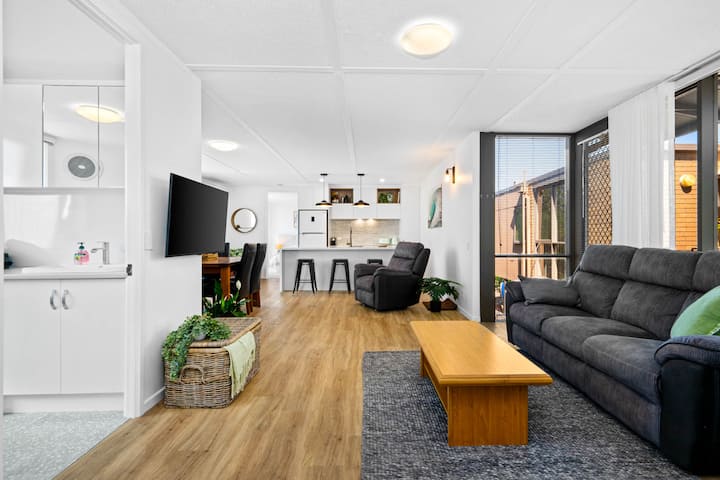 Sweet Beach Abode - Across From Cosy Corner Beach! - Torquay