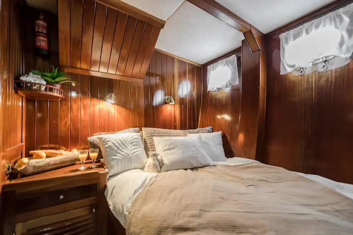 Yacht Double Bed Cabin ( En-suite)1 - Barcelona