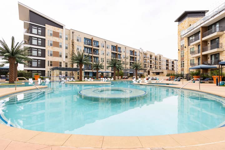 Urban 1 Bed, 1 Bath Apt With King Bed - Farmers Branch, TX