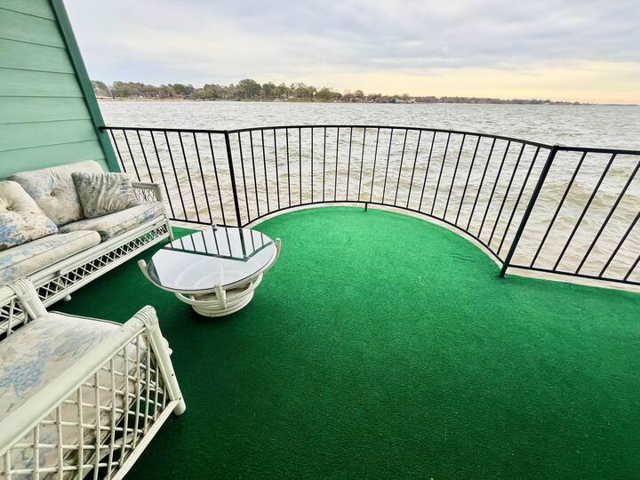The Lakeside Paradise: Right On The Lake! - Willis, TX