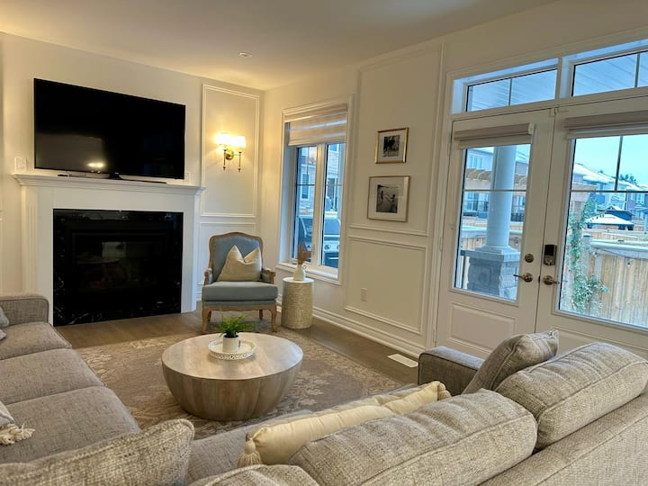 Upscale 5 Bedroom 4.5 Bathroom - Oakville