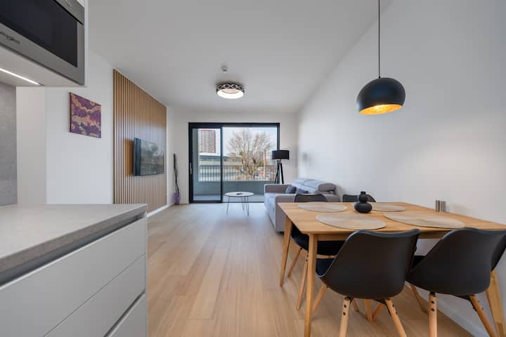 Cozy Apartment W/ Sunny Balcony And Parking - Bratislava