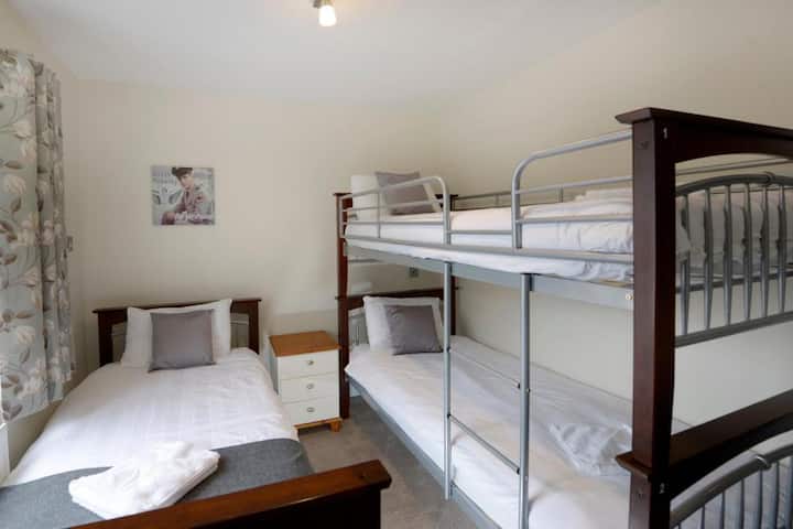 Triple Room - Shared Bathroom - Gosport