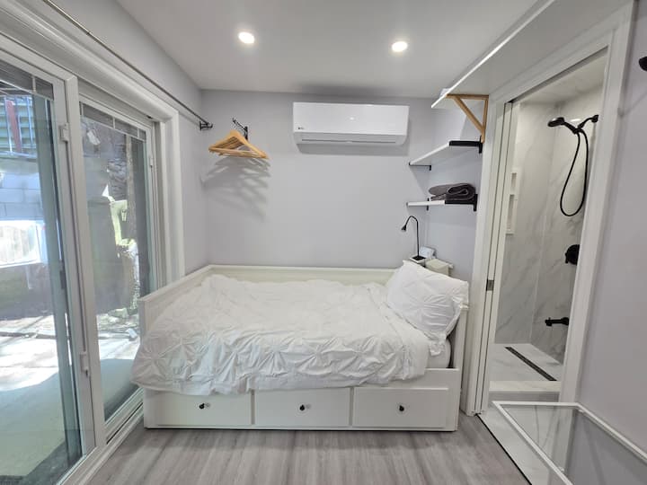 Cozy, Modern, Fully-eqipped Micro-unit + Backyard - Toronto