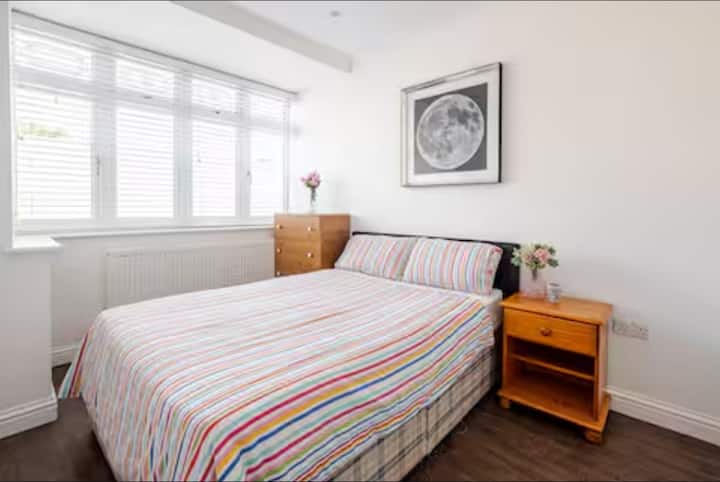 2bdr Ground Floor Apartment 40mins Central London - Romford