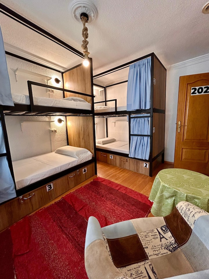 Cama En Habitación Mixta Con 4 Literas - Granada