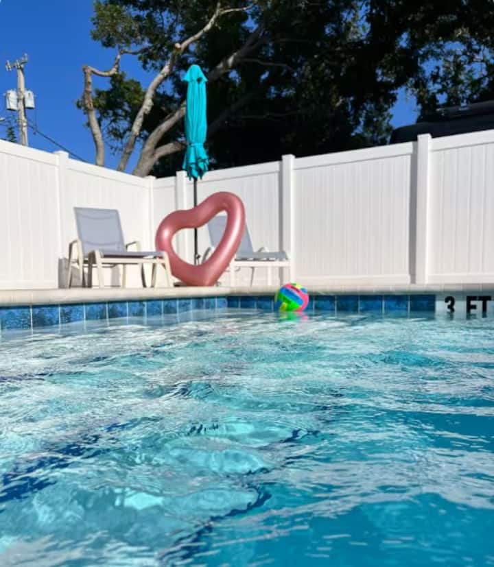 Fun Condo Near Siesta, Pool & Walk To Dining! - Sarasota, FL