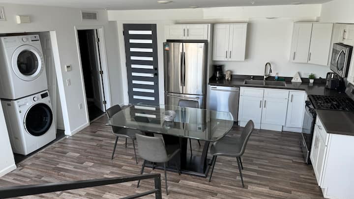 Spacious Family Townhome With Free Parking - ビバリー・ヒルズ, CA