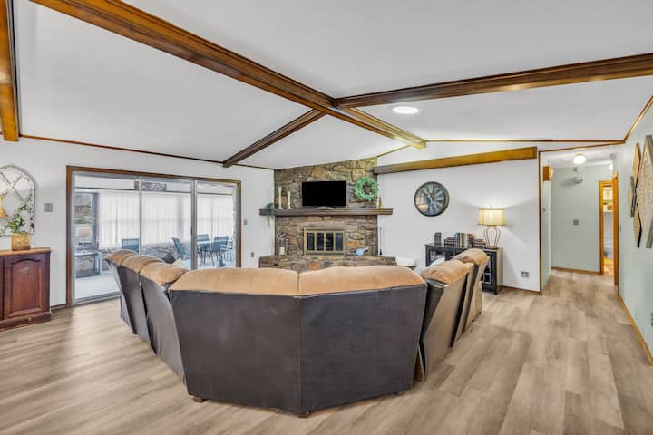 4br Retreat W/ King Bed, Hot Tub & Prime Location - Owasso, OK
