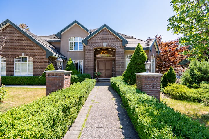 Luxury Main Floor-1 Bed/1 Shared Bath-garden View - Cypress Mountain, BC