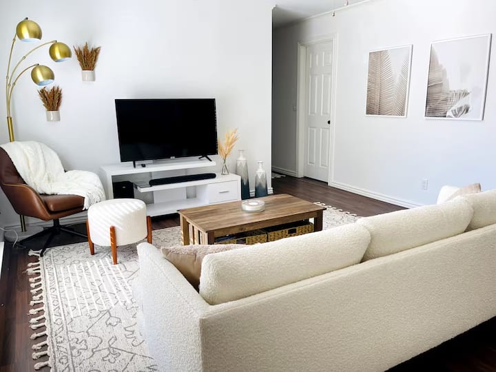 Cozy Stadium Retreat - 1mi Walk - Fayetteville, AR