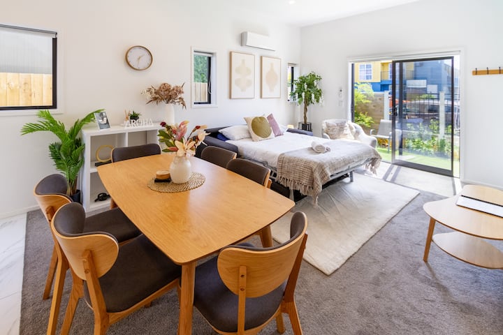 Grand 6br Escape Steps From Christchurch’s Best - New Zealand