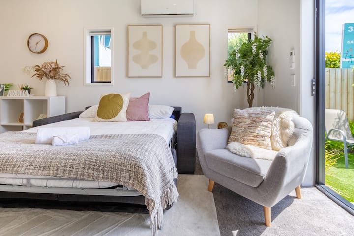 Grand 6br Escape Steps From Christchurch’s Best - Christchurch